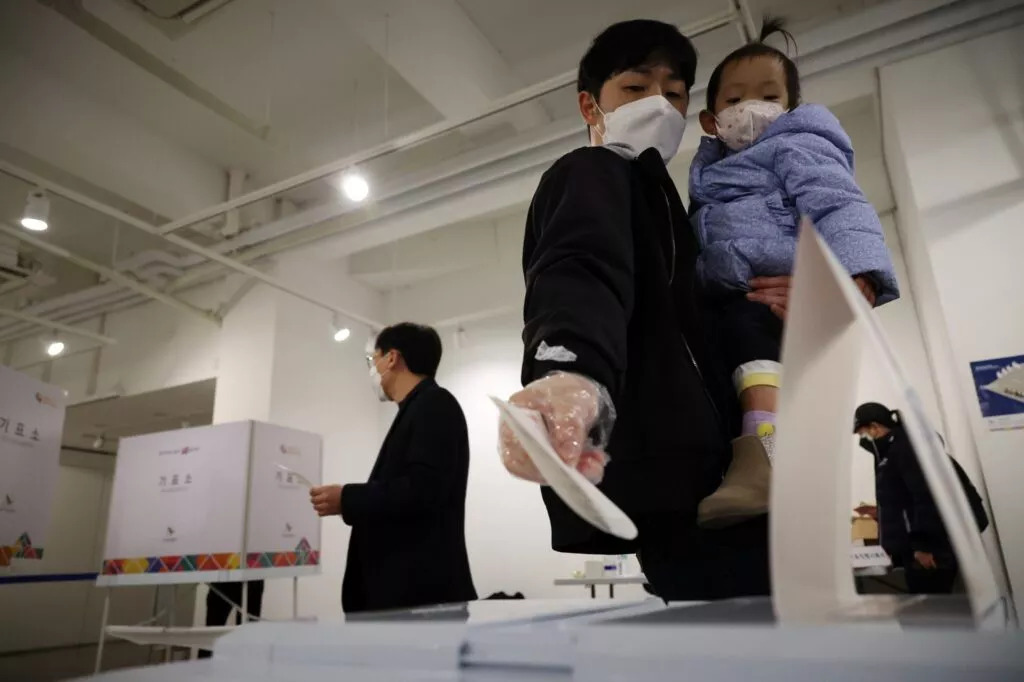 Mga South Korean, Bumoboto Ngayon sa Snap Presidential Election ...