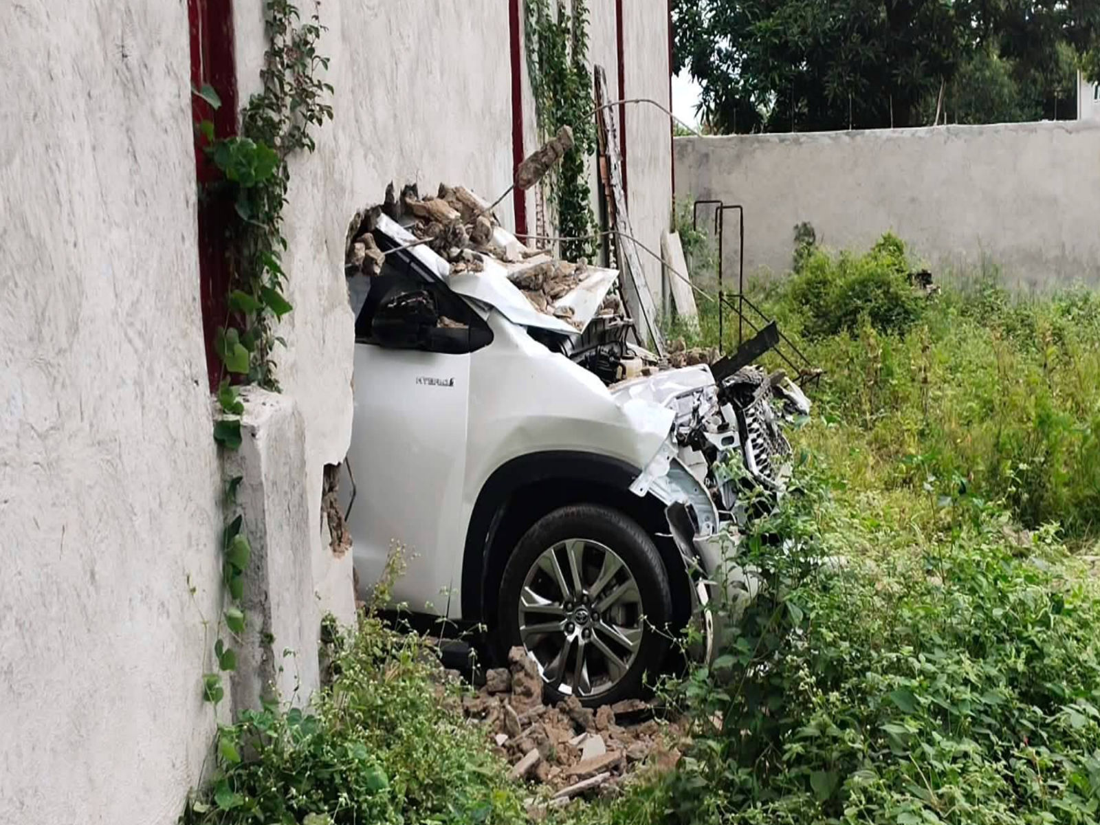Hybrid SUV suddenly accelerates in Batangas — Are vehicle safety ...