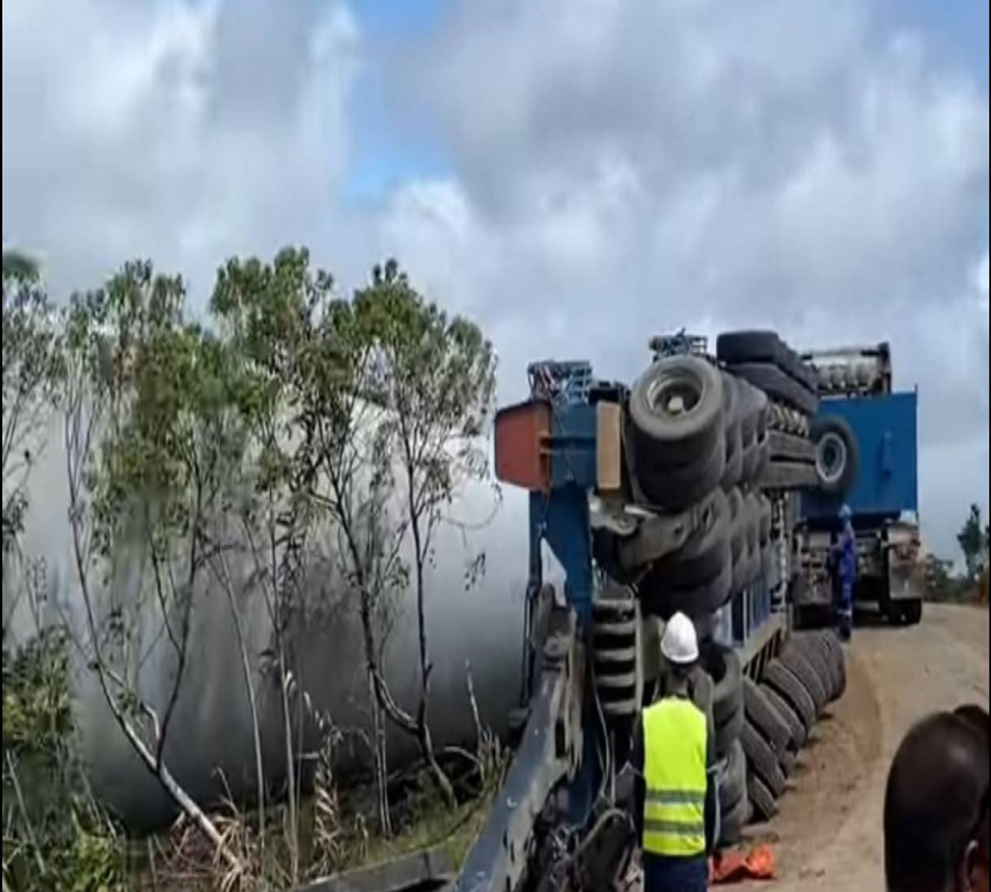 Wind turbine blade falls during mountain transport in Pangil — Are ...