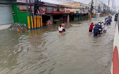 Kalsada, nagmistulang parking lot! Kahabaan ng MacArthur Highway, sinakop na ng mga sasakyan ...