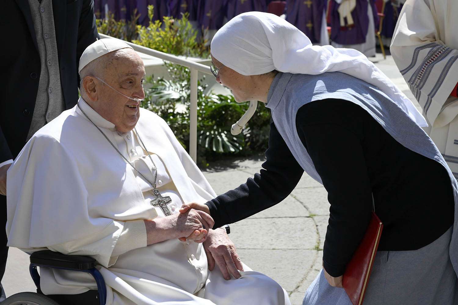 Pope Francis, nagpakita na sa publiko sa Vatican matapos ang mahabang pagpapahinga sa ospital ...