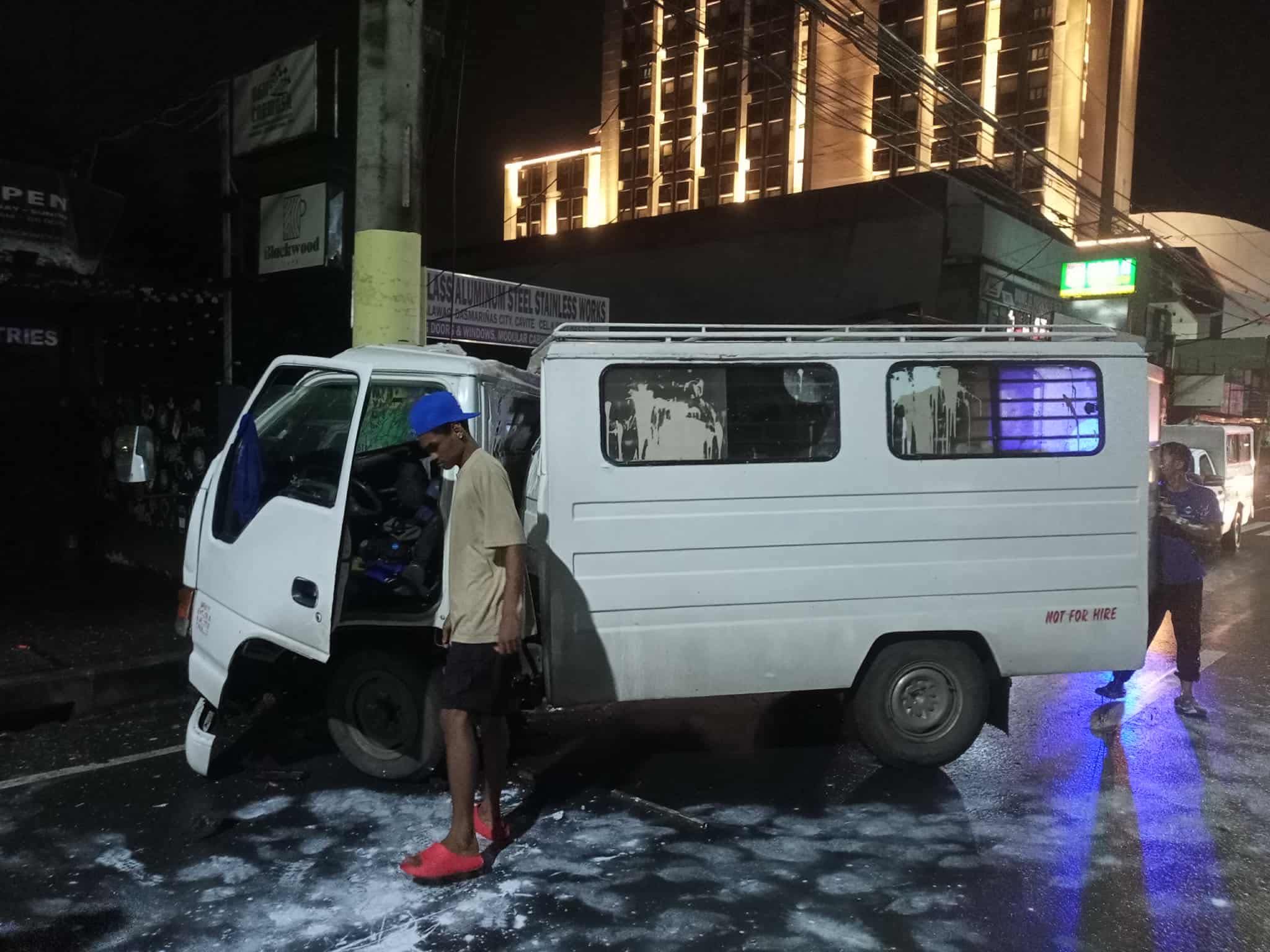 Aksidente: Van, bumangga sa poste ng Meralco sa Salawag Crossing ...