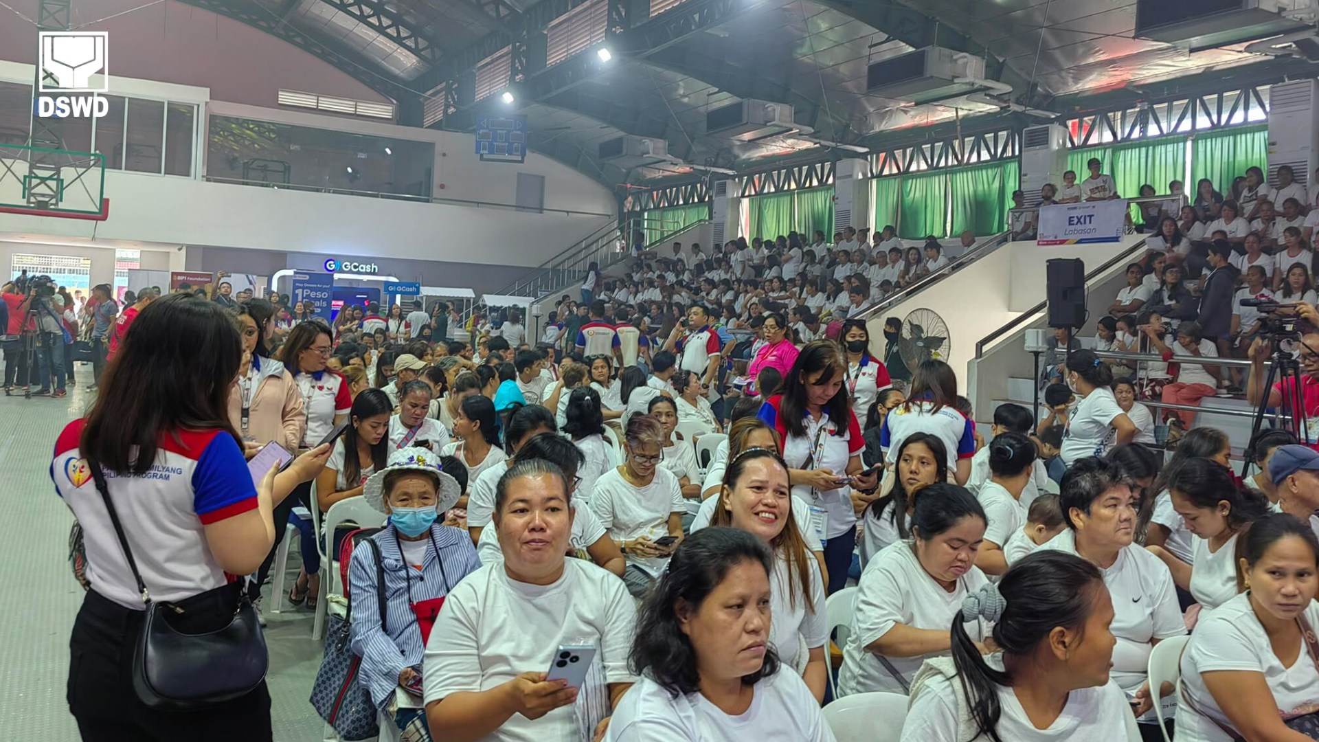 DSWD, namahagi ng cellphone sa 4Ps beneficiaries | Diskurso PH