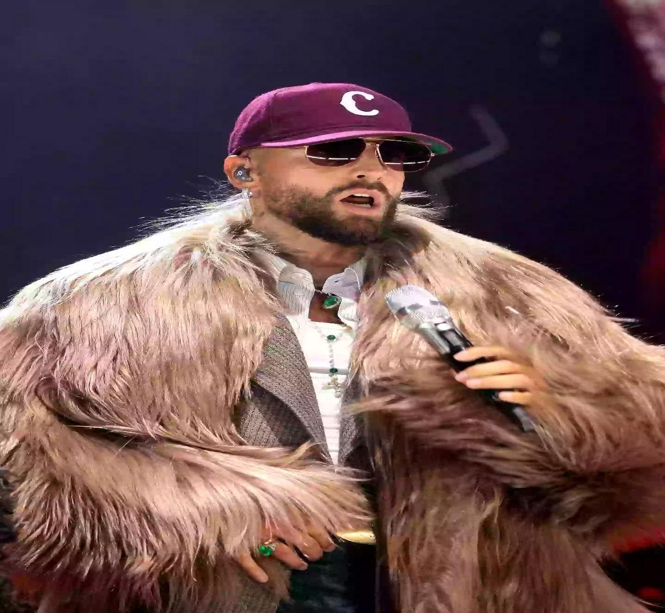 Colombian singer at rapper na si Maluma, itinigil ang concert upang ...