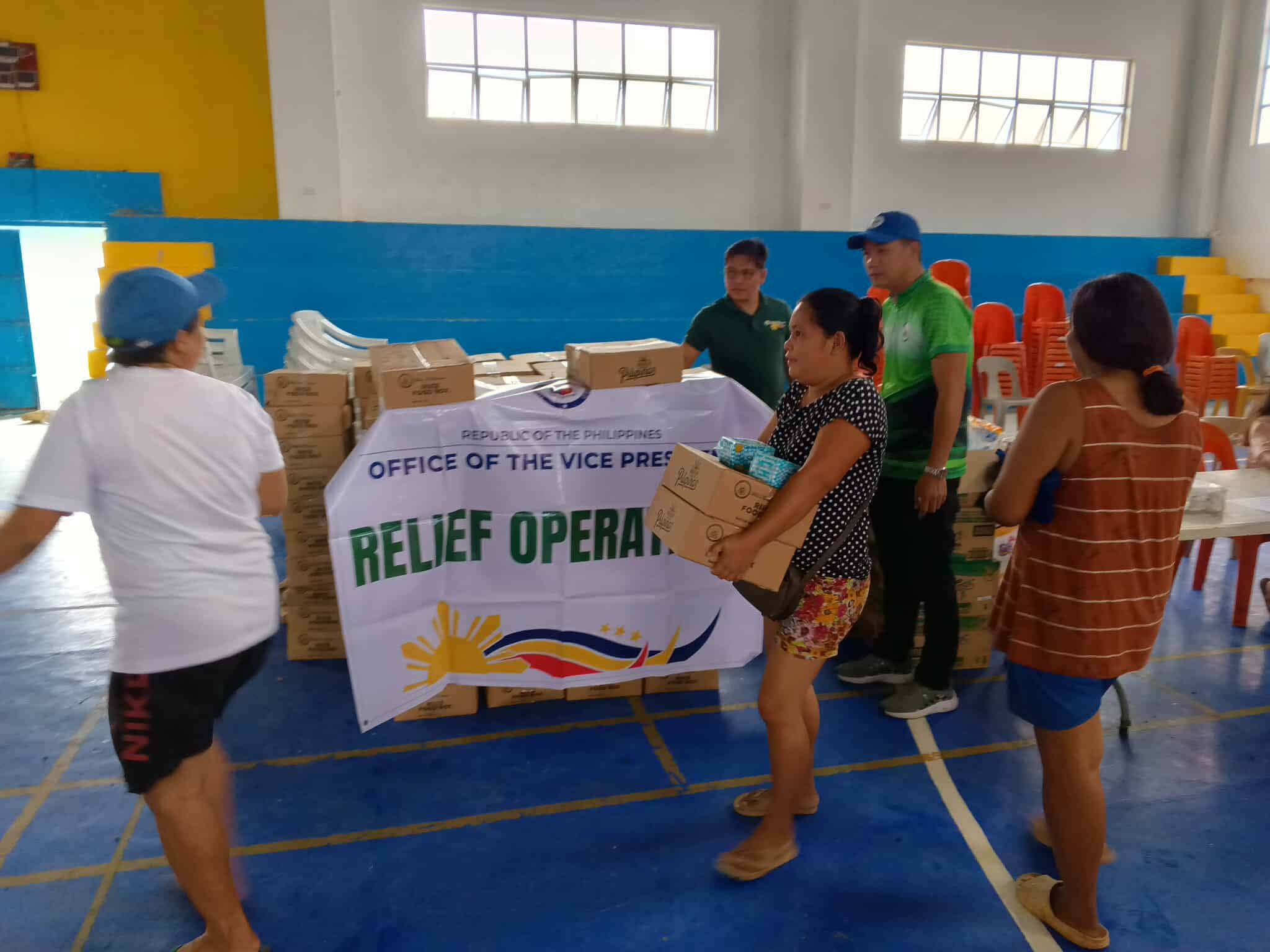 Tingnan: Burdeos, Quezon, tumanggap ng halos 3,000 boxes ng relief ...