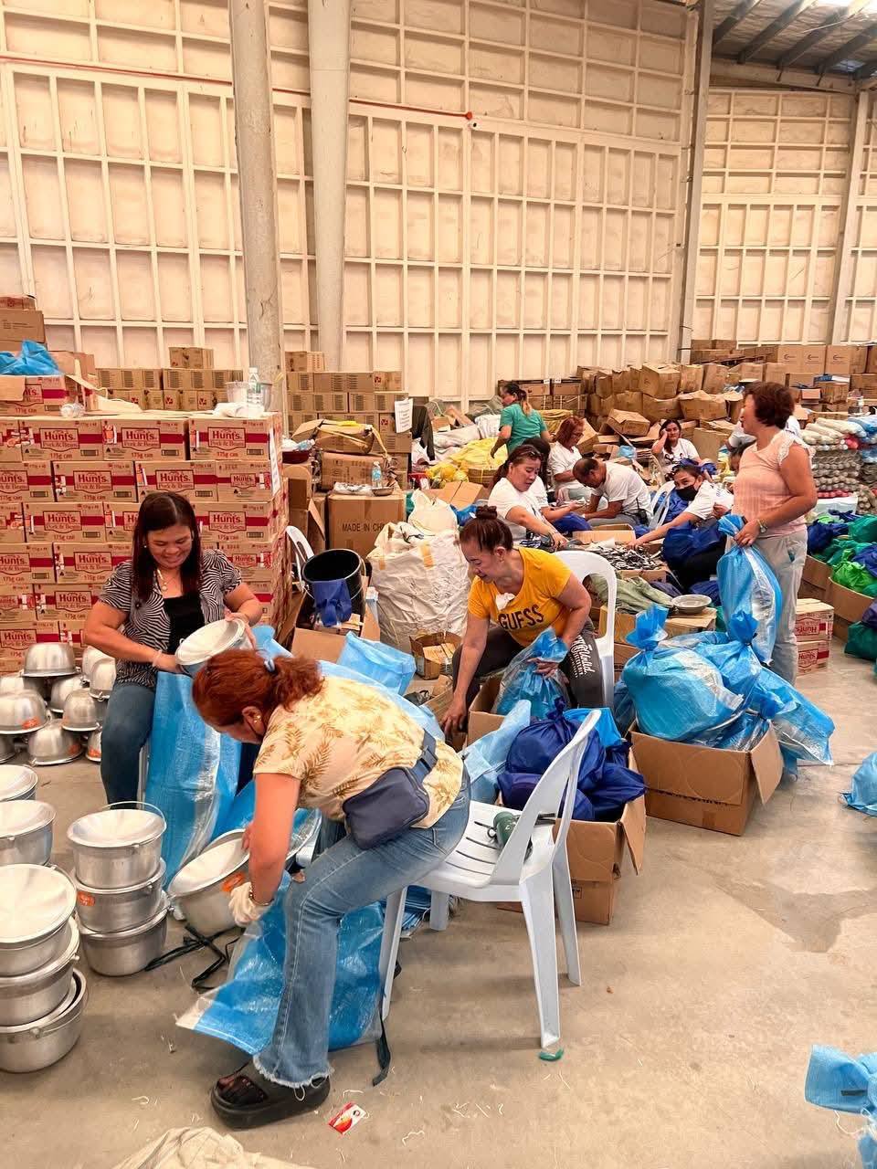 PNP, tumulong sa repacking ng relief goods para sa mga biktima ng bagyo ...