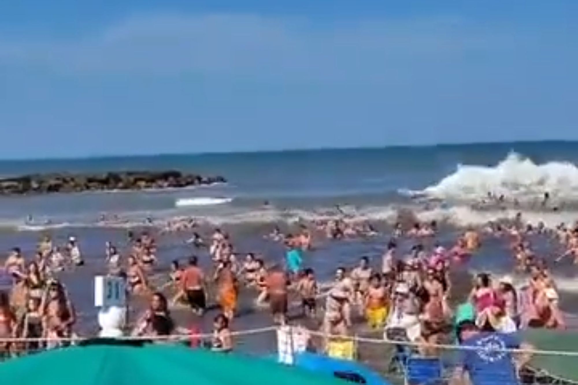 Unexpected ocean surge leaves casualties in Argentina — Are warning ...